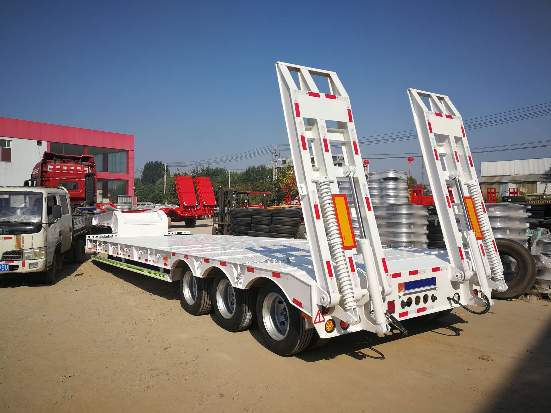 13M 50Tons Loader Heavy Duty Lowboy Semi Trailer For Transporting ...